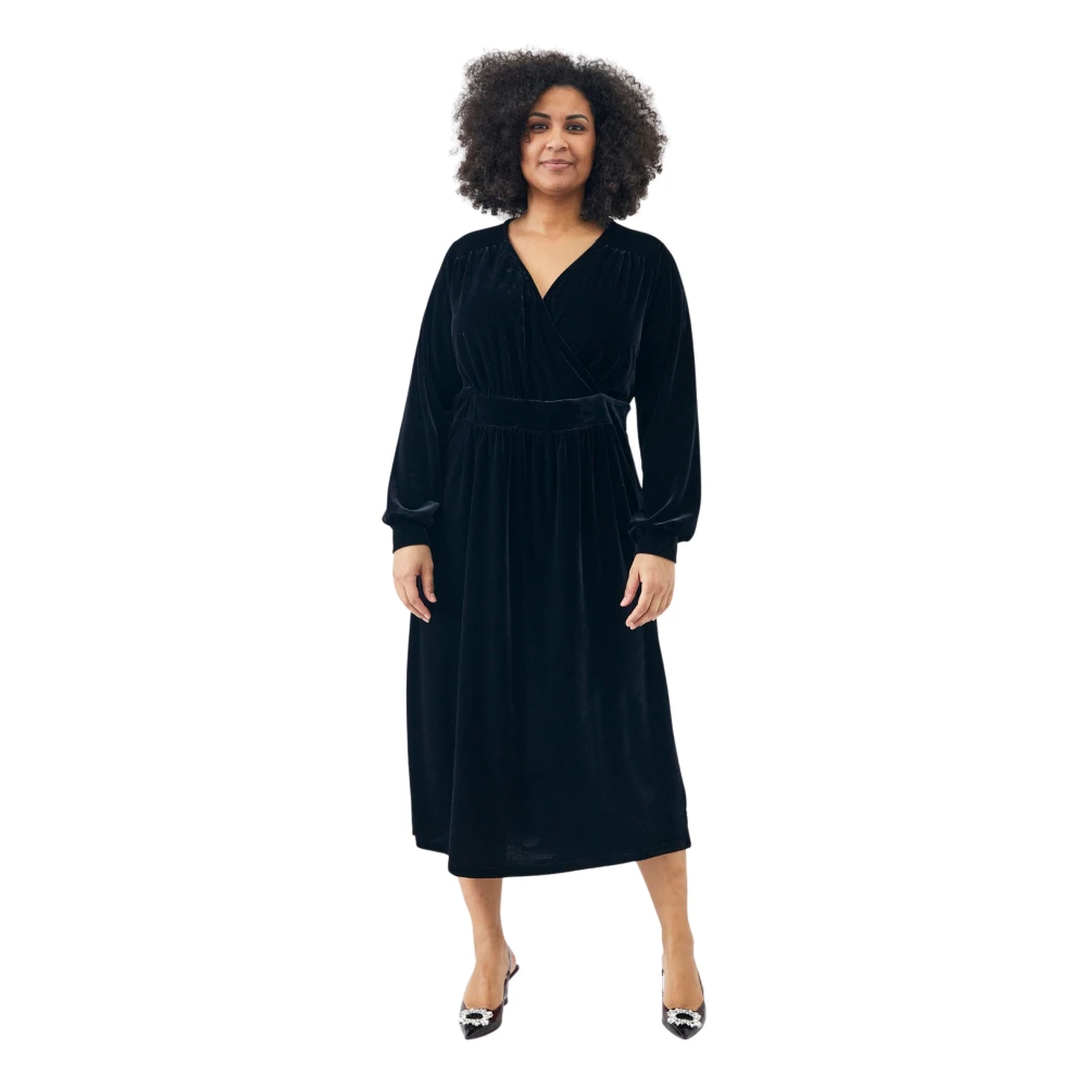 Elegant Sort Kjole med V-Hals og Ombrydningseffekt | Adia | Midi Kjoler ...